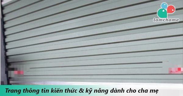Nguyên nhân ban đầu vụ bé trai bị cửa cuốn đè tử vong - Làm cha mẹ