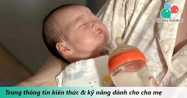 Biểu cảm "chê" sữa của em bé khiến hội mẹ bỉm phì cười, đang bực vì con ...